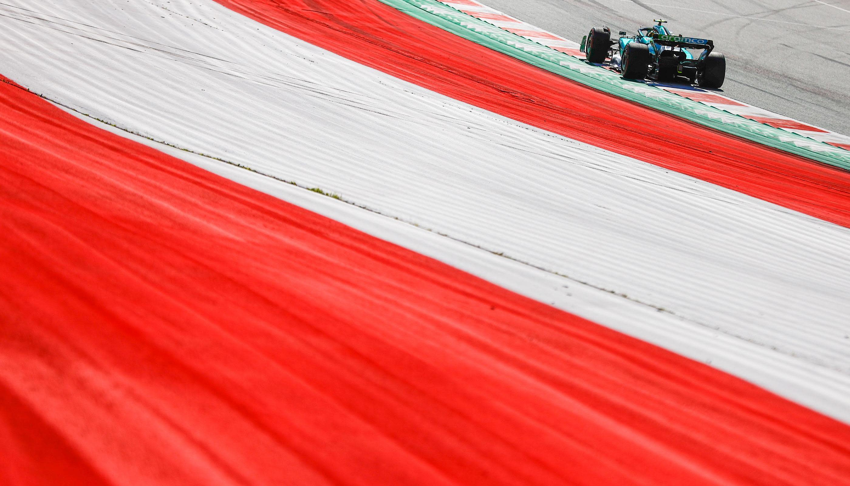 AvaTrade explains the F1 rulebook: Red flags - Aston Martin F1 Team