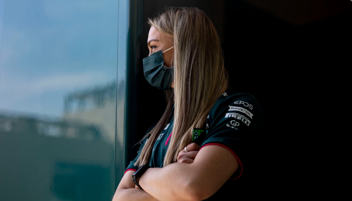 F1 garage tour with Jessica Hawkins - Aston Martin F1 Team